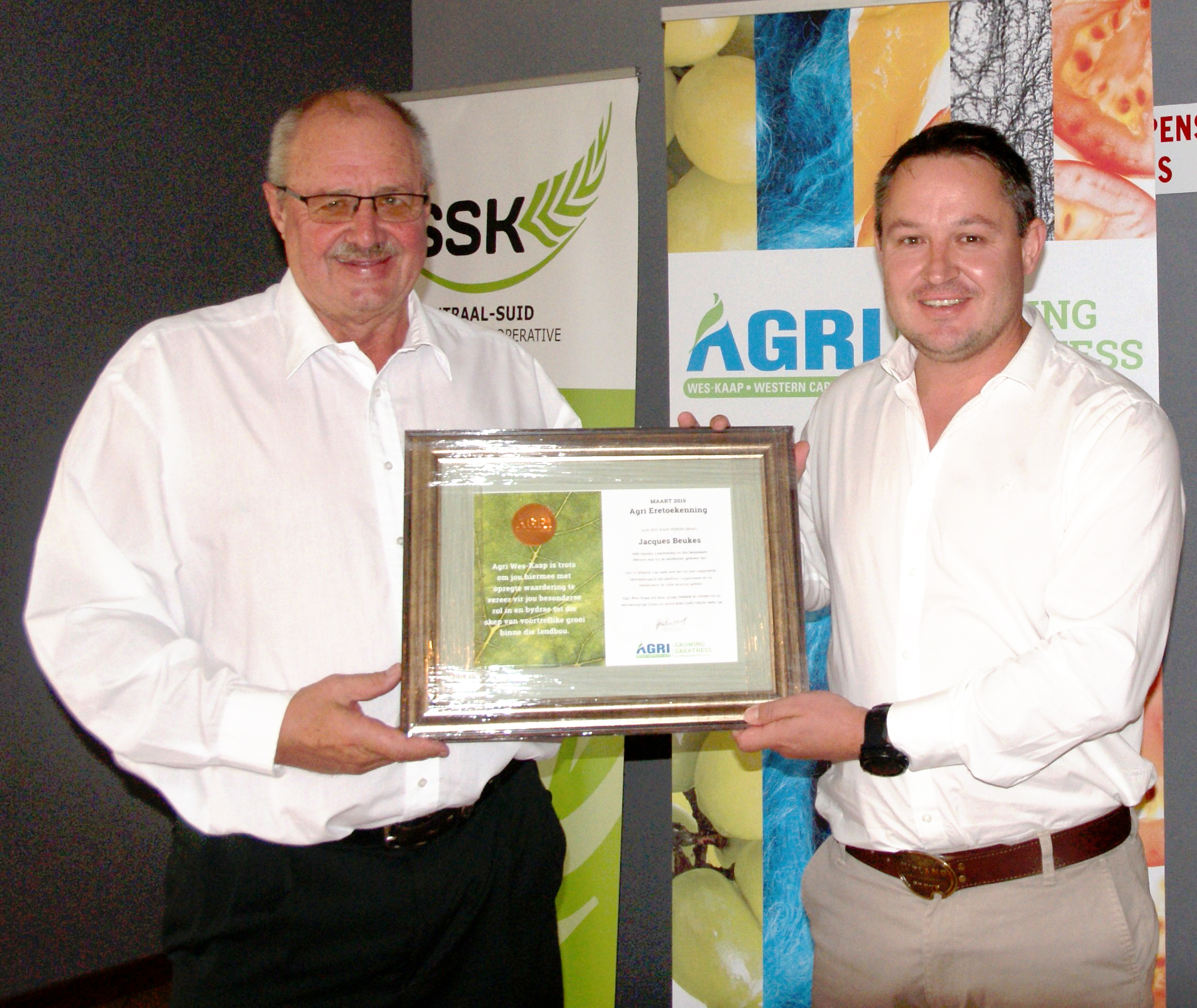 Jacques Beukes receives an honourary award from Agri Western Cape ...